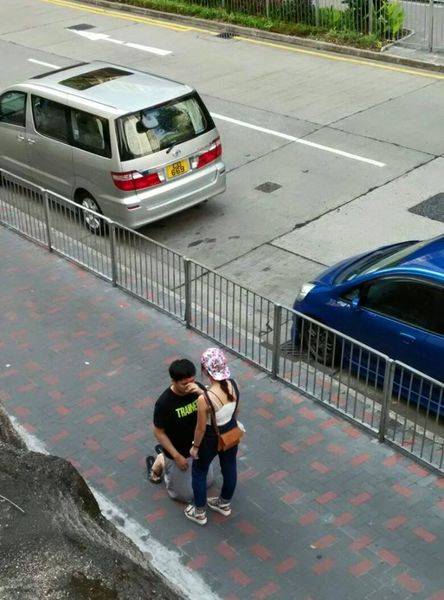 14巴港女翻版 港男當街跪少女 社會事