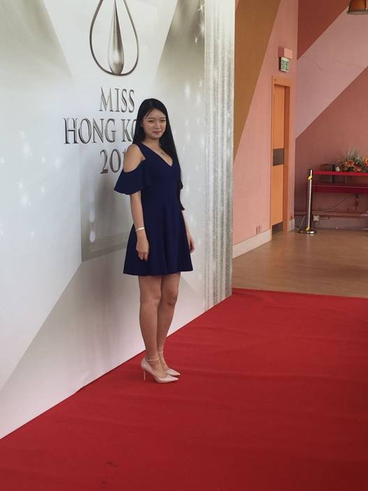 【港姐複選】最年輕港姐戰鬥格出場 17歲Mandy低胸「無線露」 | 娛圈事